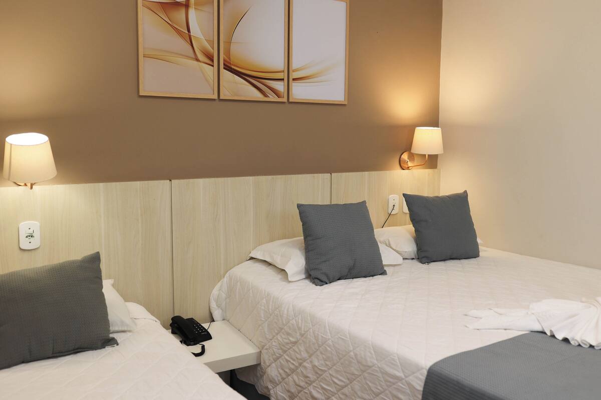 Quarto triplo superior | Frigobar, ferros/tábuas de passar roupa, Wi-Fi de cortesia