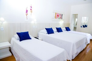 Quarto Quádruplo Superior | Minibar, ferro/tábua de engomar, Wi-fi grátis, roupa de cama fornecida 