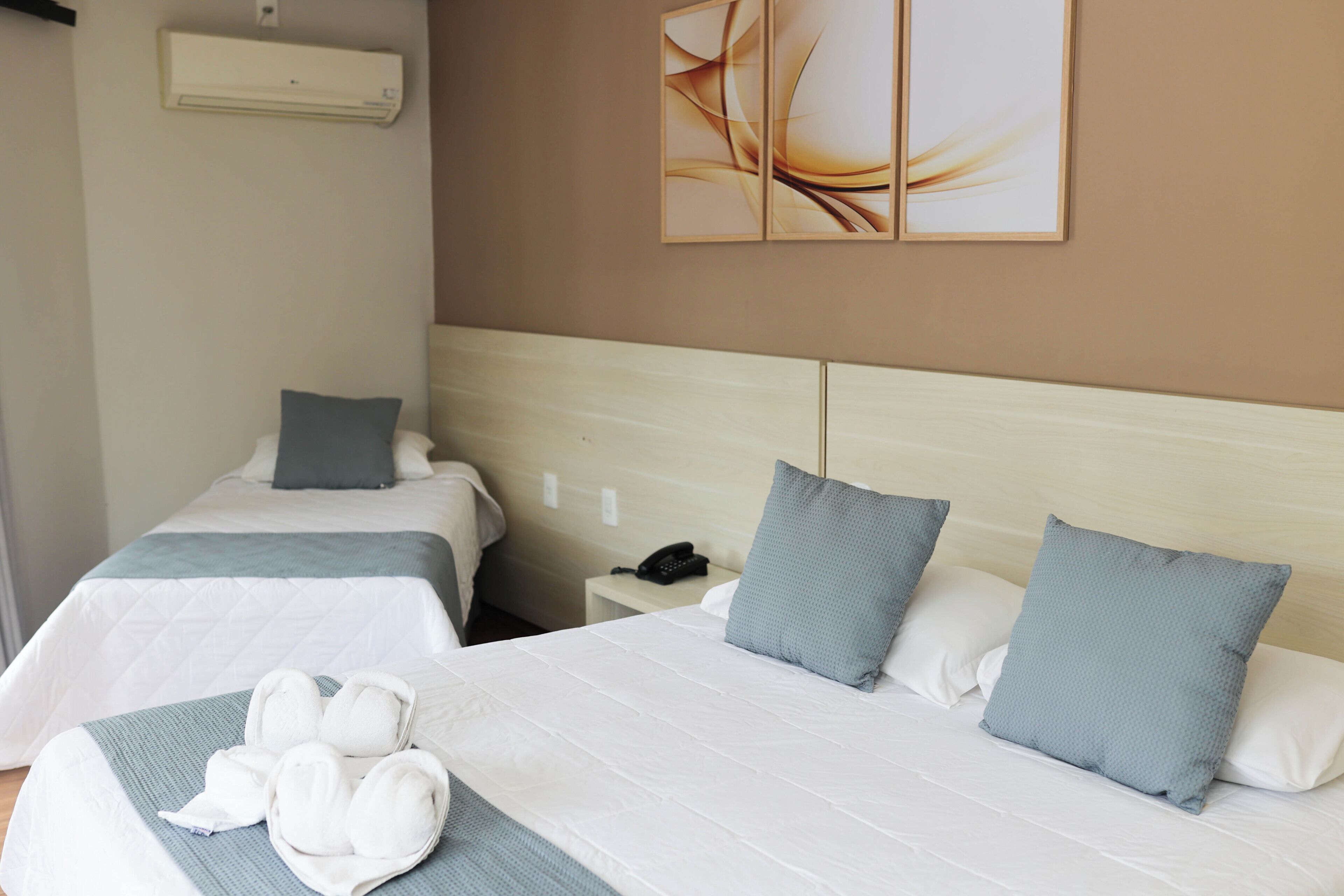 Quarto triplo luxo | Frigobar, ferros/tábuas de passar roupa, Wi-Fi de cortesia