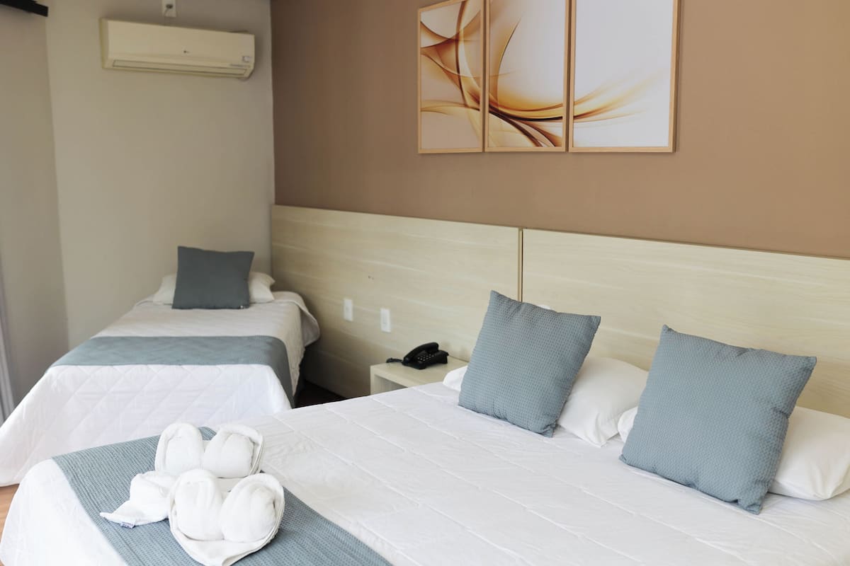 Quarto triplo luxo | Frigobar, ferros/tábuas de passar roupa, Wi-Fi de cortesia