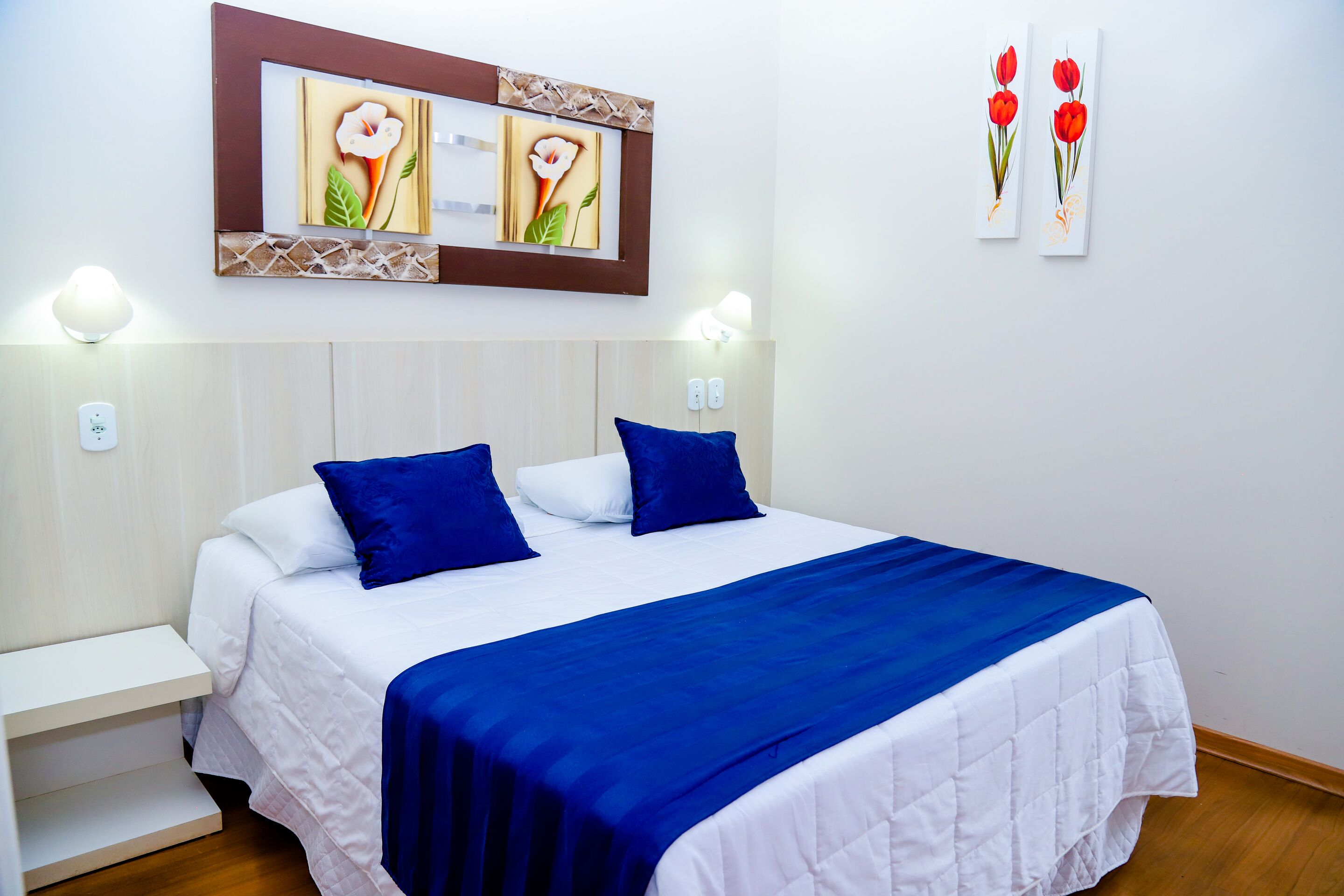 Quarto casal superior | Frigobar, ferros/tábuas de passar roupa, Wi-Fi de cortesia