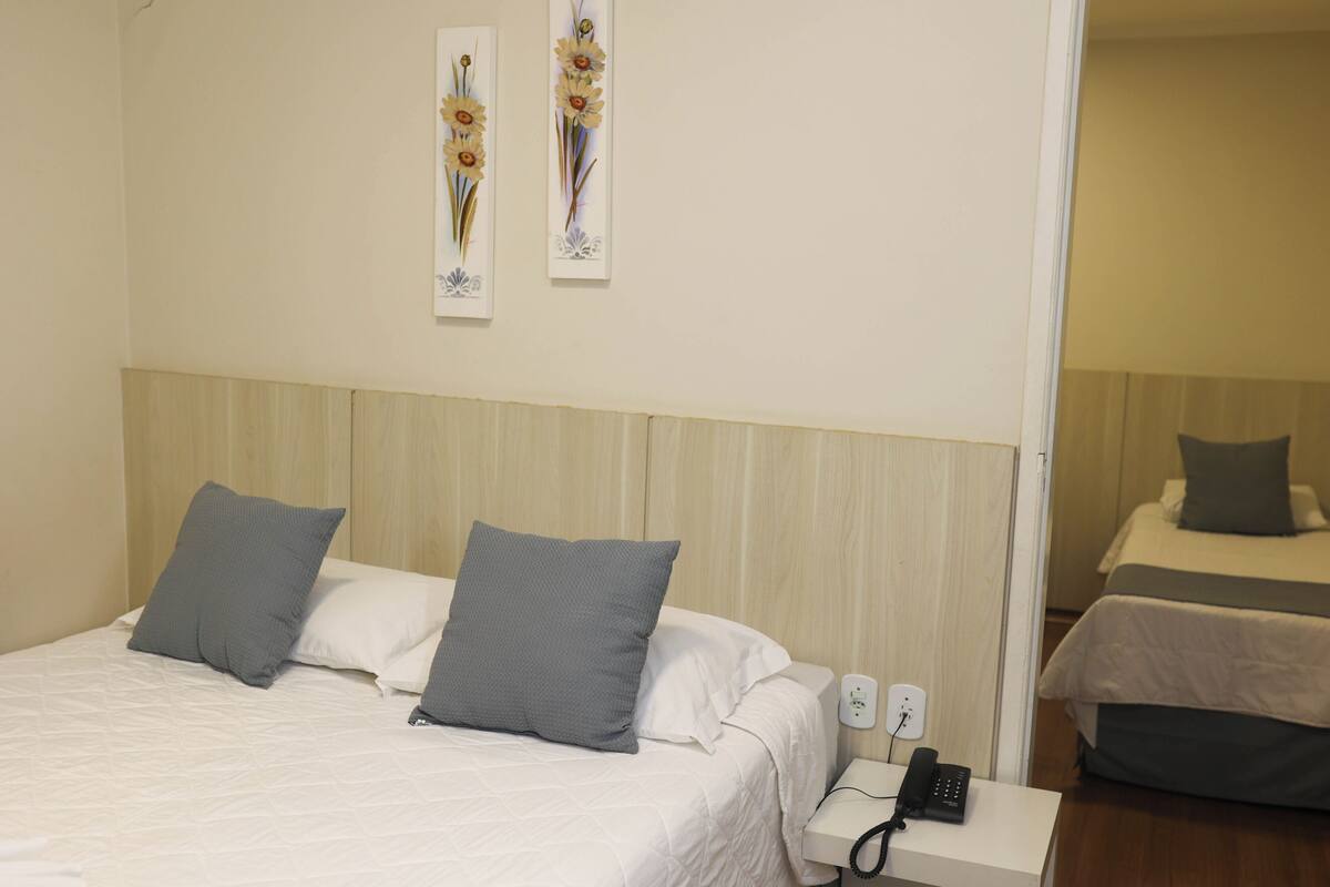 Quarto família | Frigobar, ferros/tábuas de passar roupa, Wi-Fi de cortesia