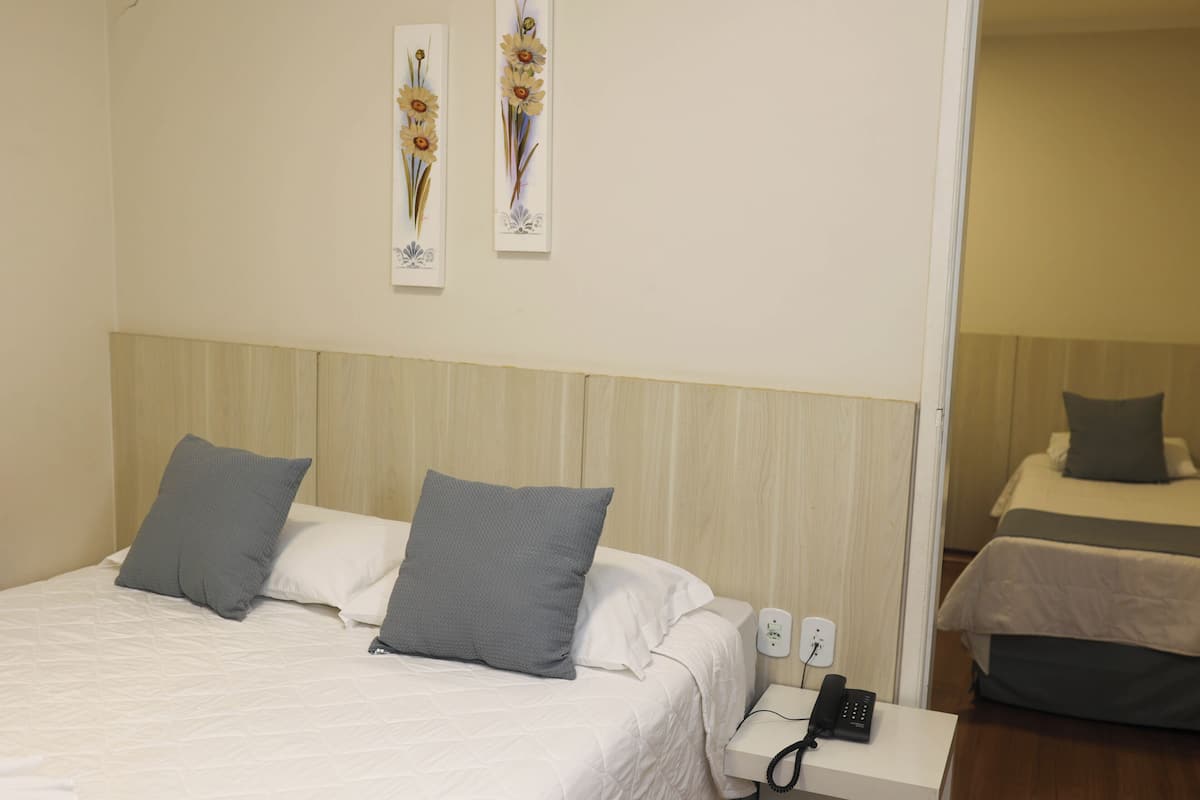Quarto família | Frigobar, ferros/tábuas de passar roupa, Wi-Fi de cortesia