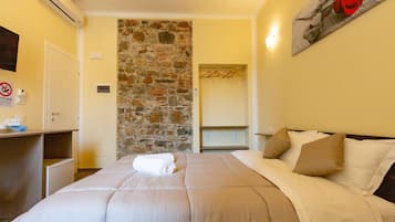 Quarto casal (n.1) | Individualmente decorados, individualmente mobiliados, escrivaninha