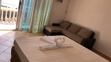 Quarto Básico, vista para a piscina | 1 quarto, secretária, cortinas/cortinados opacos