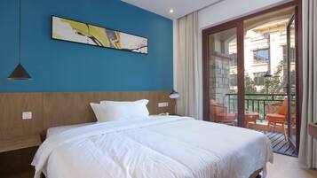 Escrivaninha, cortinas blackout, quartos à prova de som