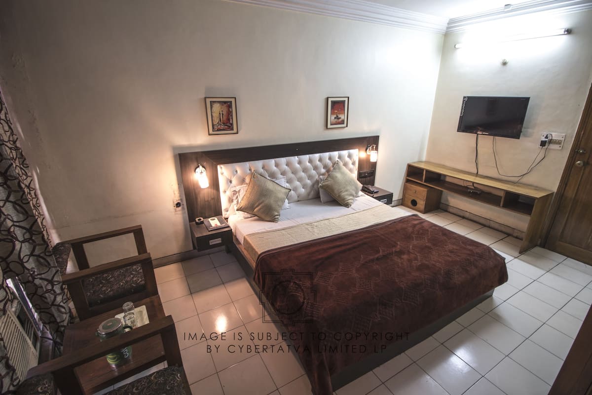 Quarto superior, 1 cama de casal | Camas extras/dobráveis (sobretaxa), Wi-Fi de cortesia, roupa de cama