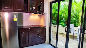 Apartamento superior, 1 quarto, vista para a montanha, no piso térreo | Cozinha privada | Geladeira grande, micro-ondas, cooktop, torradeira