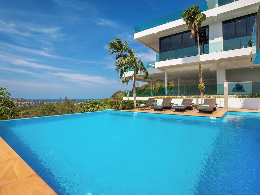 2 piscinas exteriores, guarda-sóis, espreguiçadeiras