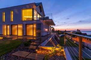 Fachada do alojamento (tarde/noite)