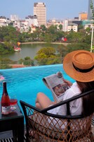 Piscina exterior, espreguiçadeiras 