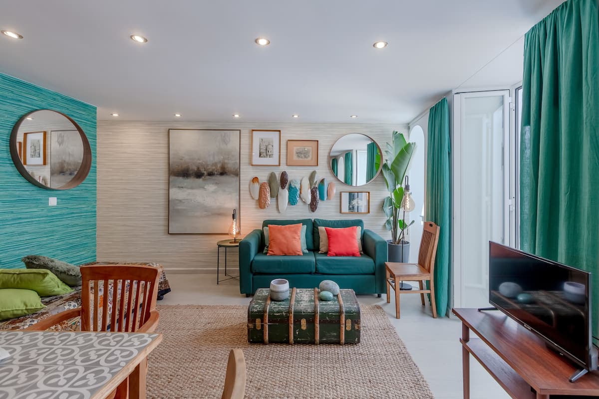 Apartamento, 2 quartos, terraço | Área de estar | TV LCD