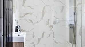 Toalhas de banho, papel higiênico