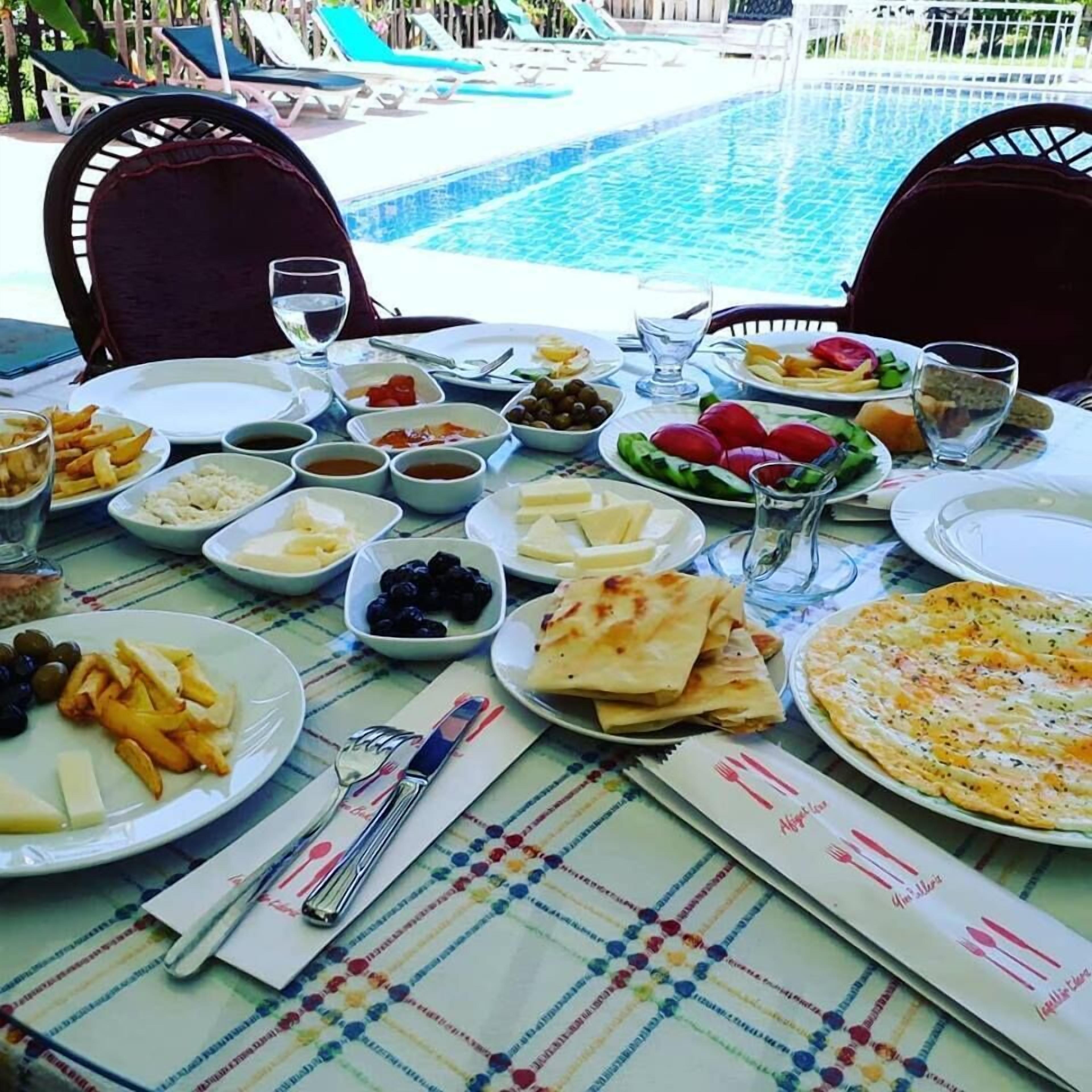 Café da manhã completo grátis todos os dias