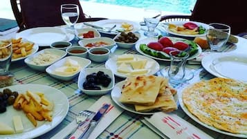 Café da manhã completo grátis todos os dias