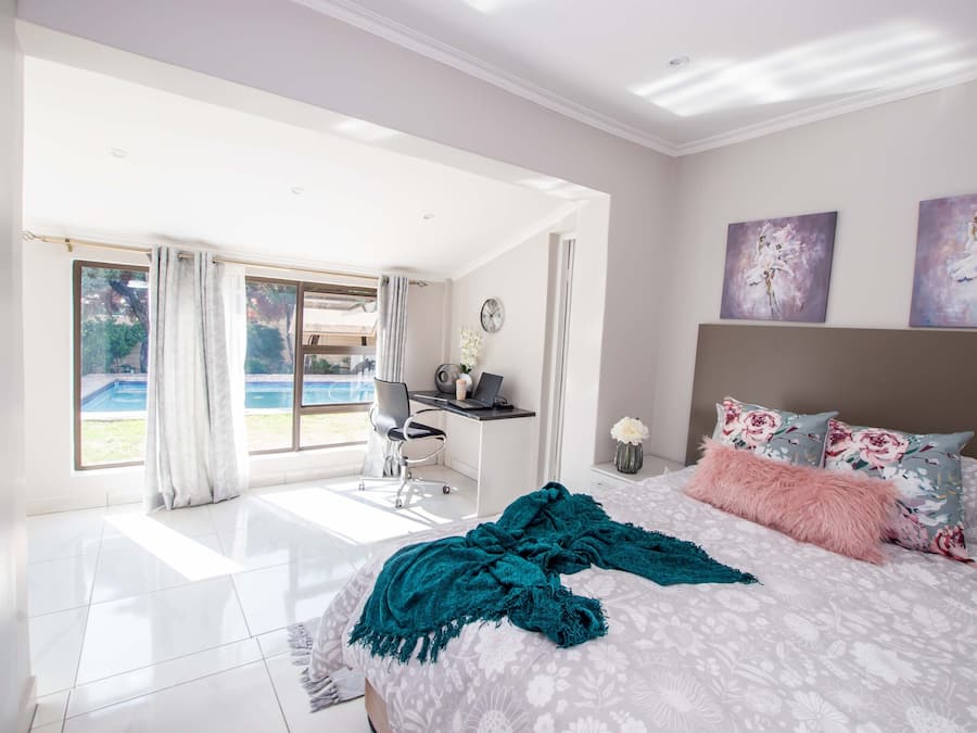 Suíte estúdio empresarial, 1 cama Queen | 1 quarto, quartos à prova de som, ferros/tábuas de passar roupa