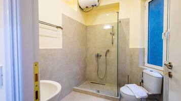 Apartamento, 1 quarto (Superior 1BR Flat) | Banheiro | Chuveiro, secador de cabelo, toalhas de banho, sabonete