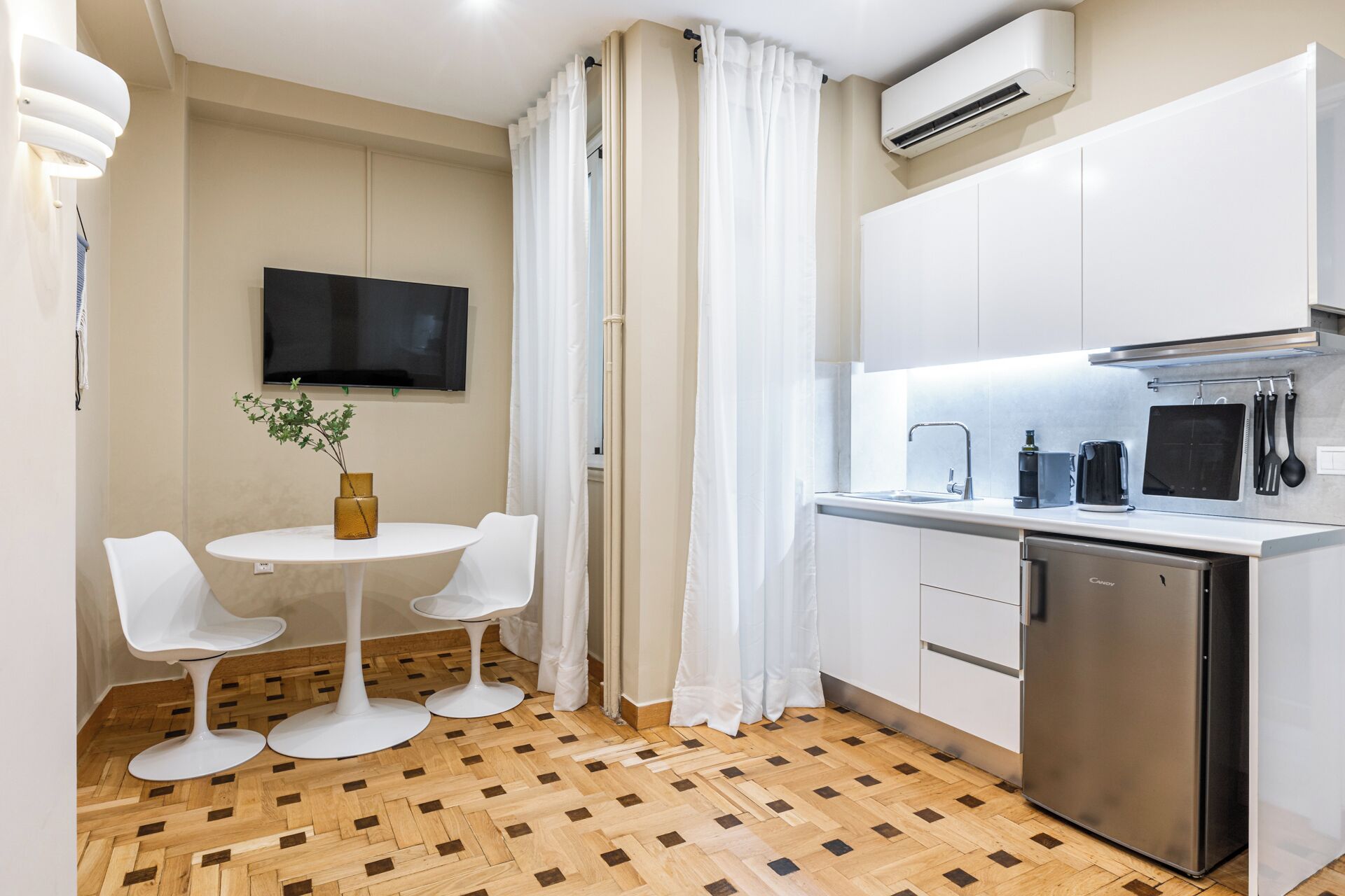 Apartamento, 1 quarto (Superior 1BR Flat) | Sala de estar | Televisor de 60 cm com canais por cabo 