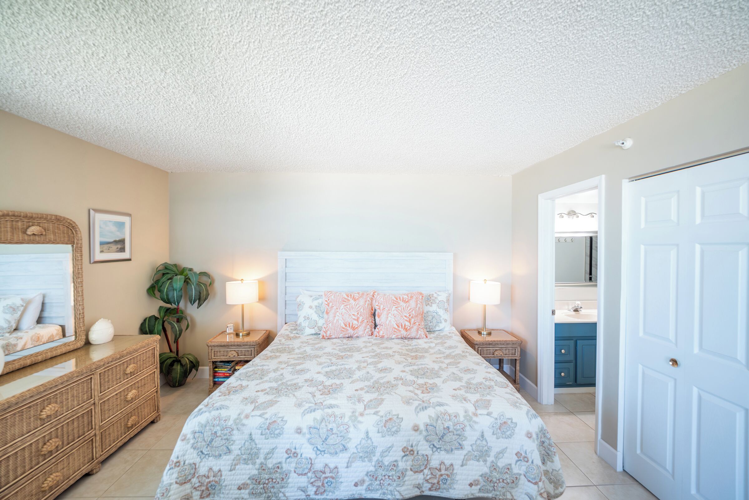 Beachfront Condo At Bargain Price!  Resort Heated Pool! Tennis Courts!  Million Dollar View! - Fort Myers Beach, FL