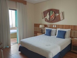 Quarto (Master) | Frigobar, escrivaninha, espaço de trabalho para notebook