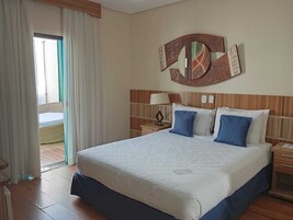 Quarto (Master) | Frigobar, escrivaninha, espaço de trabalho para notebook