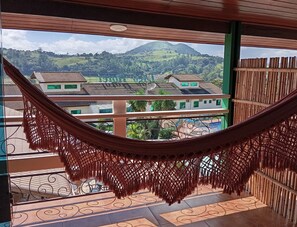 Chalé superluxo, 1 quarto, vista para o lago, ao lado da piscina | Frigobar, escrivaninha, espaço de trabalho para notebook