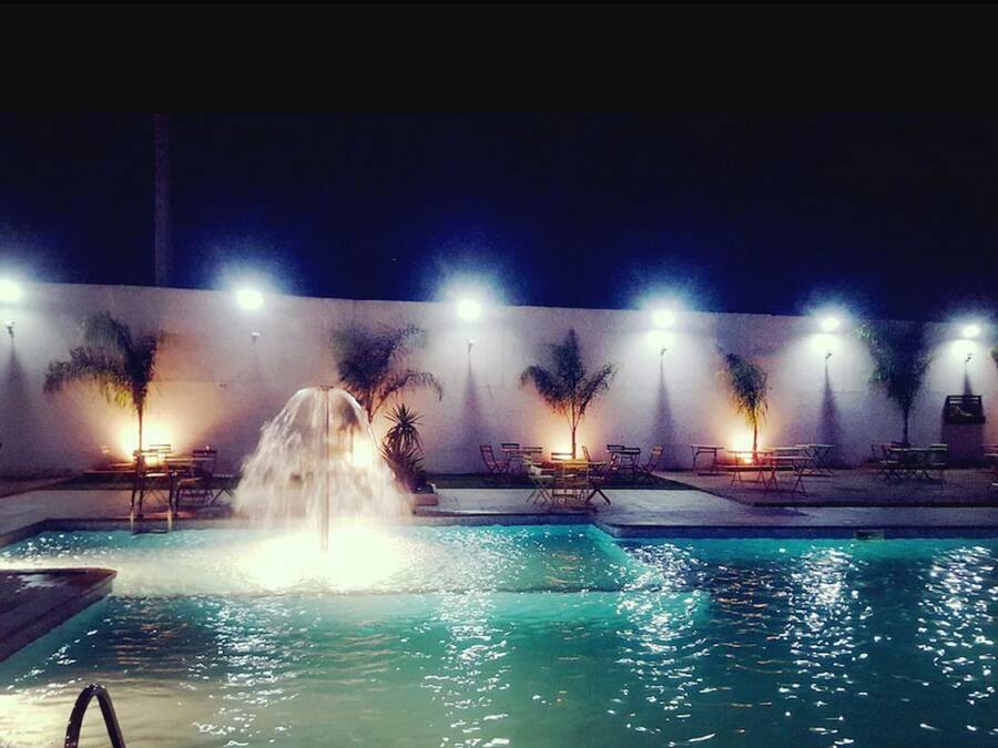 Piscina externa, guarda-sóis, espreguiçadeiras