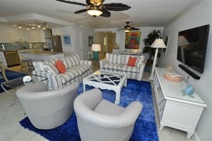 Casa, 2 quartos | Sala | Televisor 