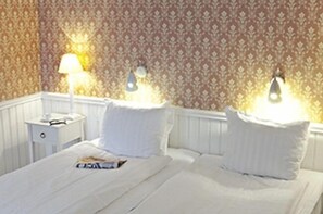 Quarto Duplo ou Twin | Secretária, cortinas/cortinados opacos, ferro/tábua de engomar 