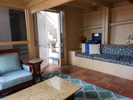 Deluxe Apartment, Multiple Beds, Ocean View, Sea Facing, Apt#1 | Sala de estar | TV de tela plana 40 polegadas com canais a cabo, smart TV, Netflix