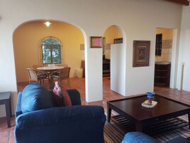 Panoramic Apartment, 2 Bedrooms, Harbor View, Sea Facing, Apt#3 | Área de estar | TV de tela plana 40 polegadas com canais a cabo, smart TV, Netflix