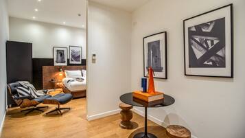 Suite Júnior | Edredões de penas, cofre no quarto, com decoração personalizada