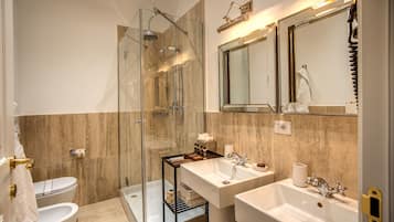 Um polibã, artigos de higiene pessoal grátis, um secador de cabelo