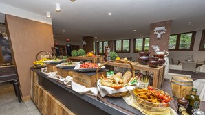Buffet com diversos alimentos e um balcão de madeira.