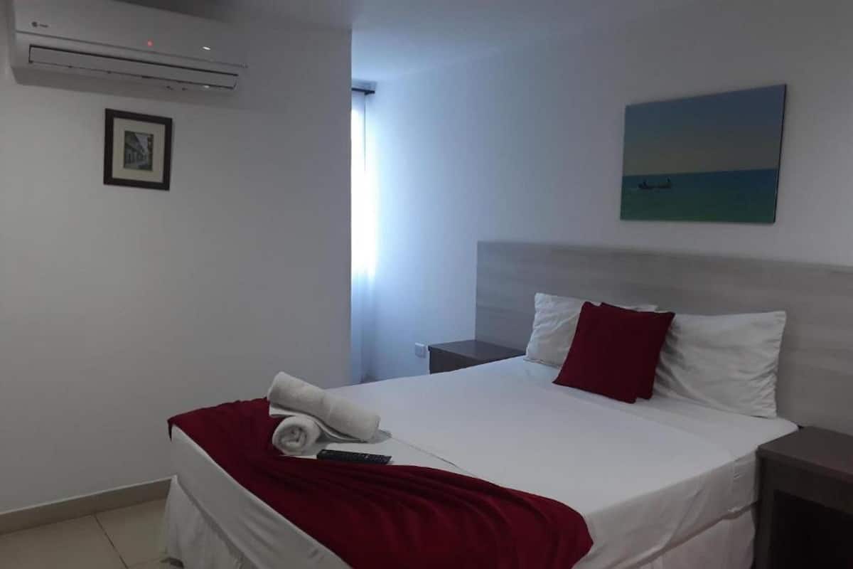 Quarto casal clássico, 1 cama de casal | Frigobar, cortinas blackout, Wi-Fi de cortesia, roupa de cama