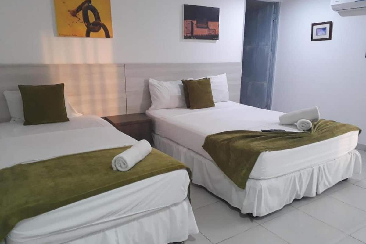 Quarto casal luxo, várias camas | Frigobar, cortinas blackout, Wi-Fi de cortesia, roupa de cama
