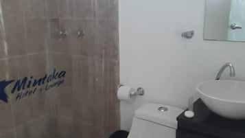 Um polibã, artigos de higiene pessoal grátis, toalhas fornecidas, sabão