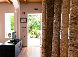 Studio Cottage, Terrace (Casa da Nêspera) | Sala de estar | TV de ecrã plano, ténis de mesa, brinquedos