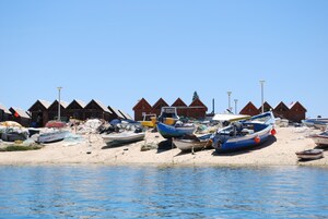 Na praia, guarda-sóis de praia, toalhas de praia