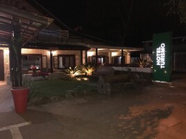 Fachada da propriedade à noite