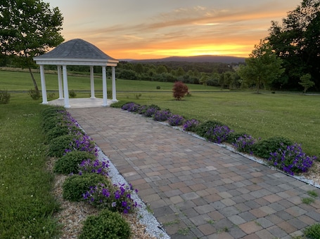 Vista para o jardim. Loudoun Valley Manor