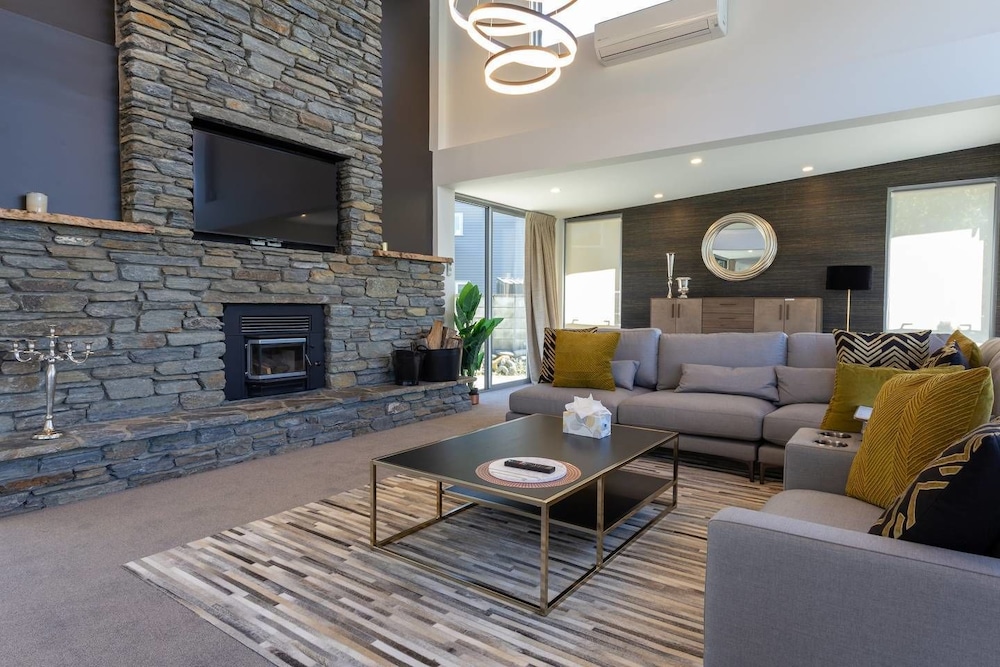 Luxury Lakeside Home - Remarkable View - Queenstown