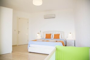 Vila, 6 quartos | Escrivaninha, roupa de cama