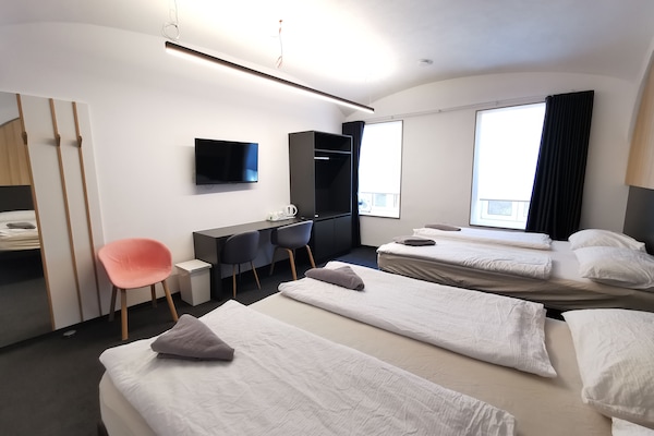 Quarto quádruplo conforto | Cofres nos quartos, escrivaninha, Wi-Fi de cortesia, roupa de cama