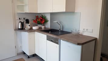 Apartamento luxo, 1 cama Queen e sofá-cama (incl. end cleaning fee €35) | Cozinha privada | Geladeira grande, micro-ondas, fogão, cooktop