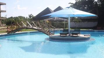 Piscina externa, espreguiçadeiras