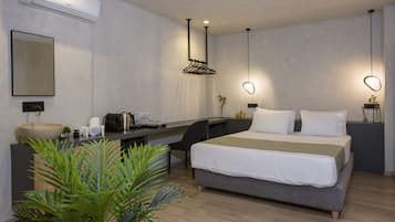 Quarto casal conforto, no piso térreo | Escrivaninha, quartos à prova de som, ferros/tábuas de passar roupa