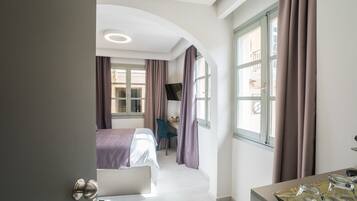 Quarto casal econômico, no piso térreo | Escrivaninha, ferros/tábuas de passar roupa, Wi-Fi de cortesia