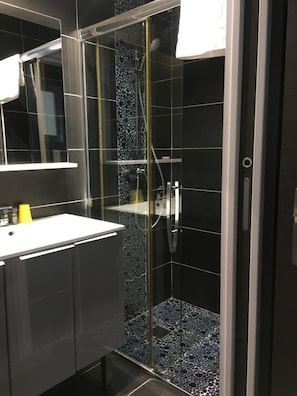 Produtos de toalete grátis, secador de cabelo, toalhas de banho