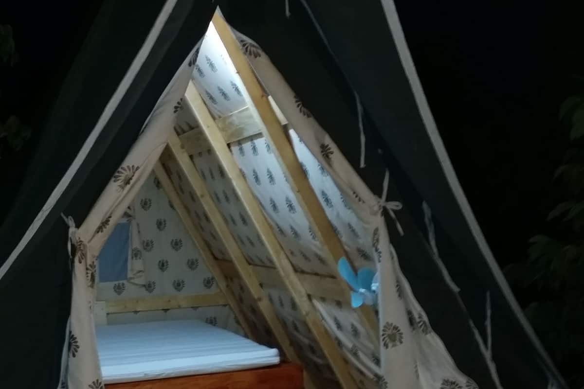 Tenda Comfort, vista para o jardim | Roupa de cama fornecida 